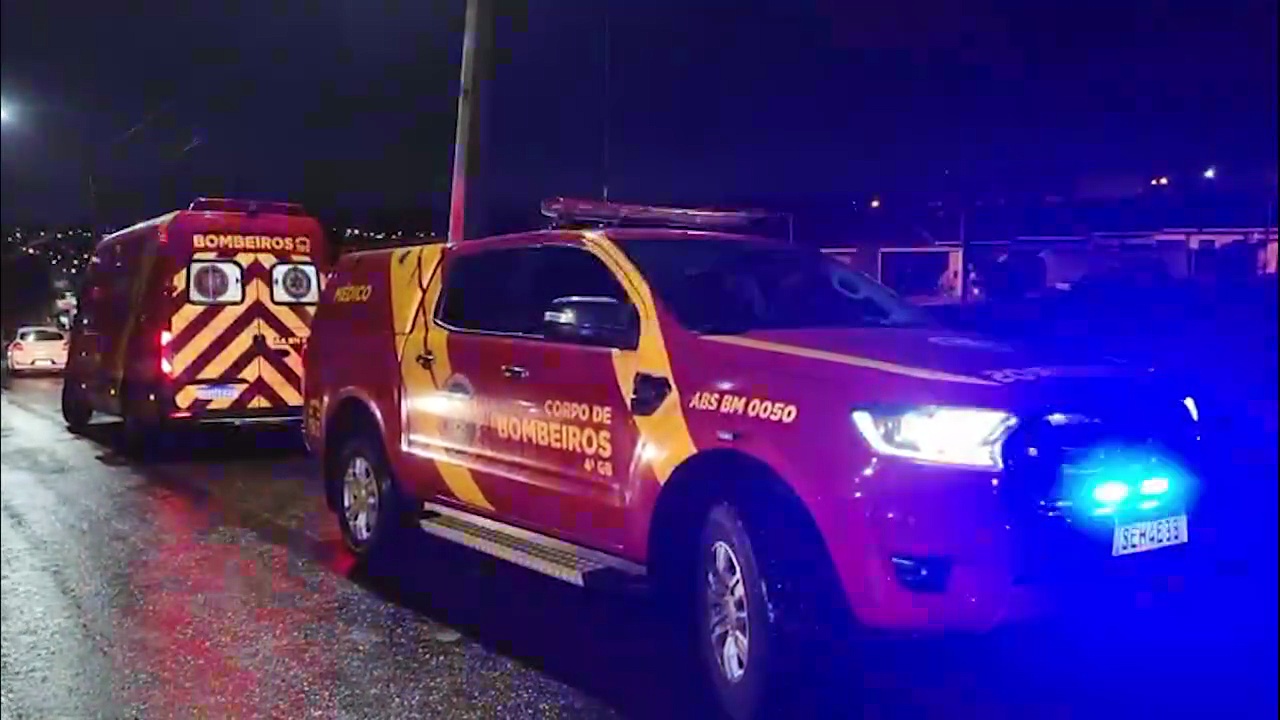 Motociclista fica em estado grave após atingir poste no Jardim Mantovani