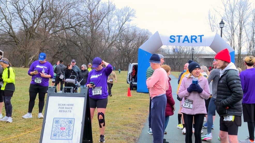 Runners brave the cold at 'Shiver by the River'