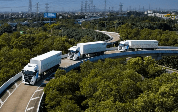 One driver, five trucks—how China is making autonomous trucks actually work