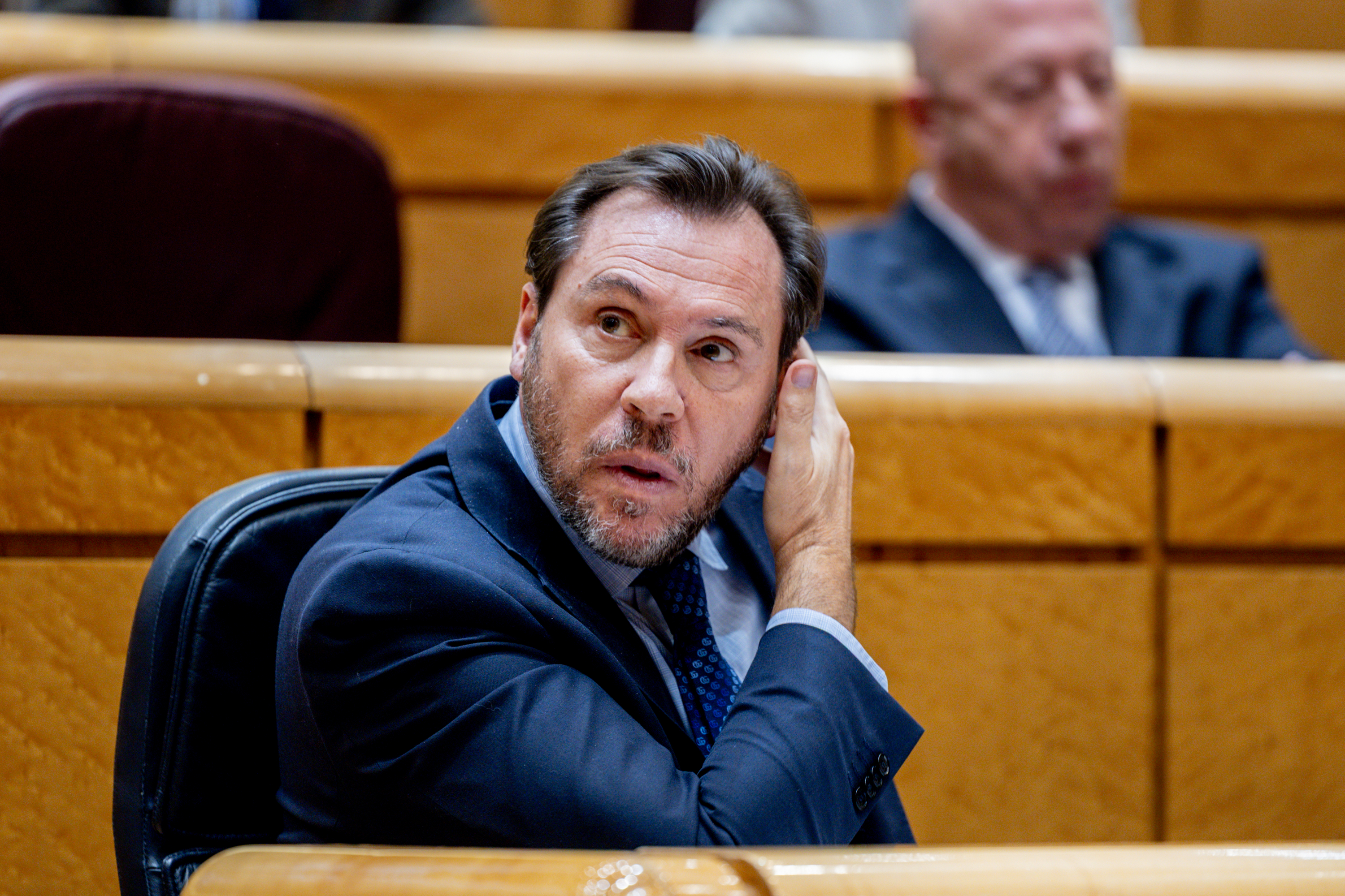 Óscar Puente enseña lo que costaba hace 12 años un abono de tren: "La ...