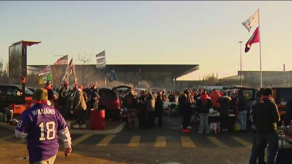 Bears fans, cheese grater hats and all, tailgate ahead of wild-card ...