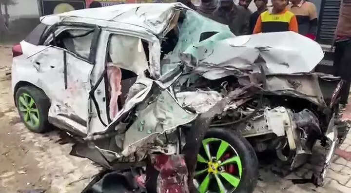 4 killed in car-bus crash amid fog