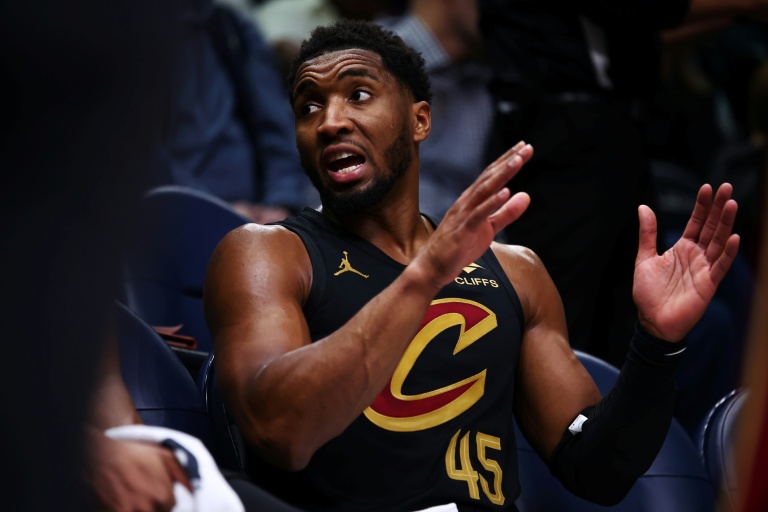 Mitchell leads Cavs over T-Wolves