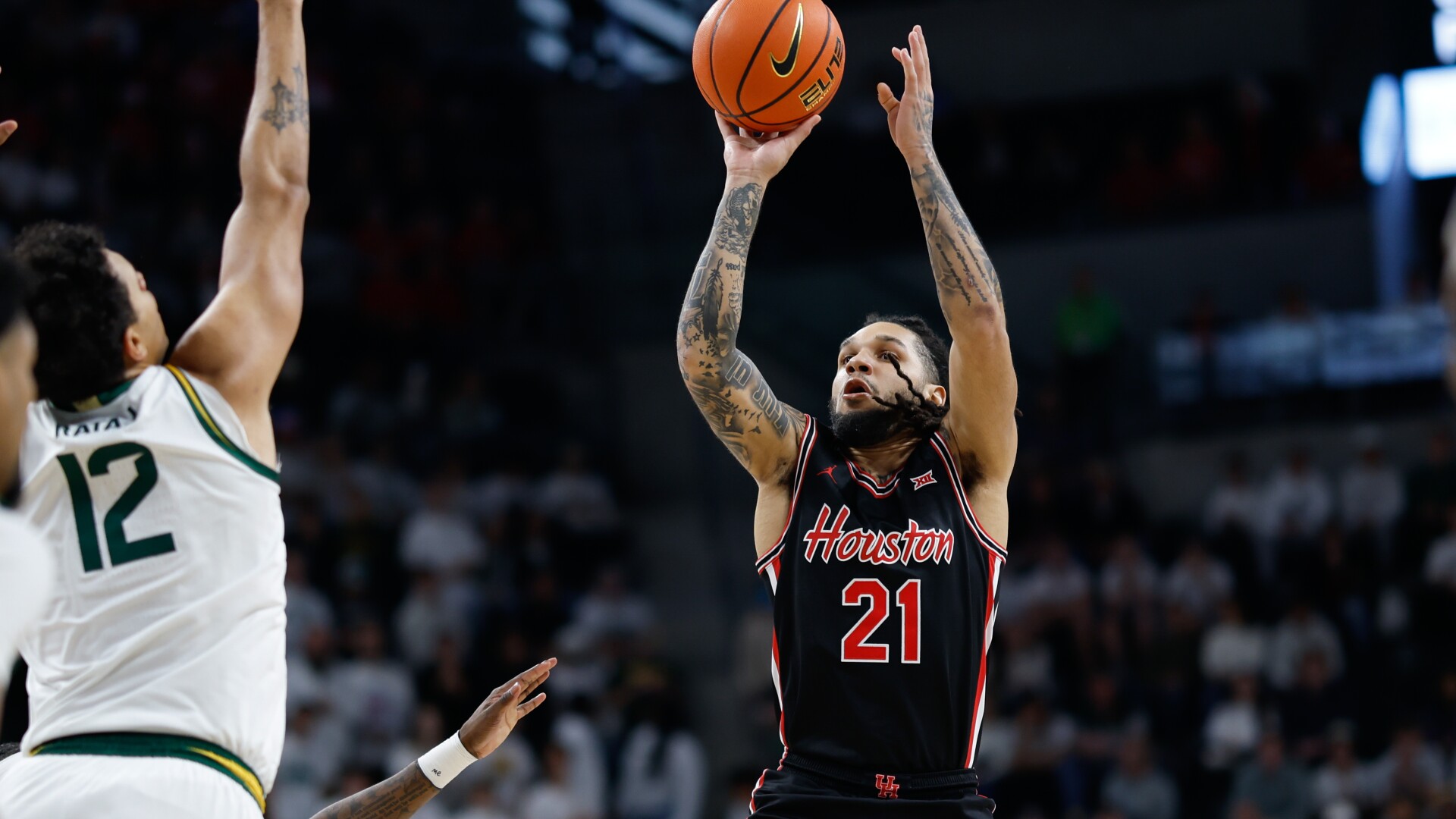 No. 7 Houston wins school-record 16th consecutive road game in 77-55 ...