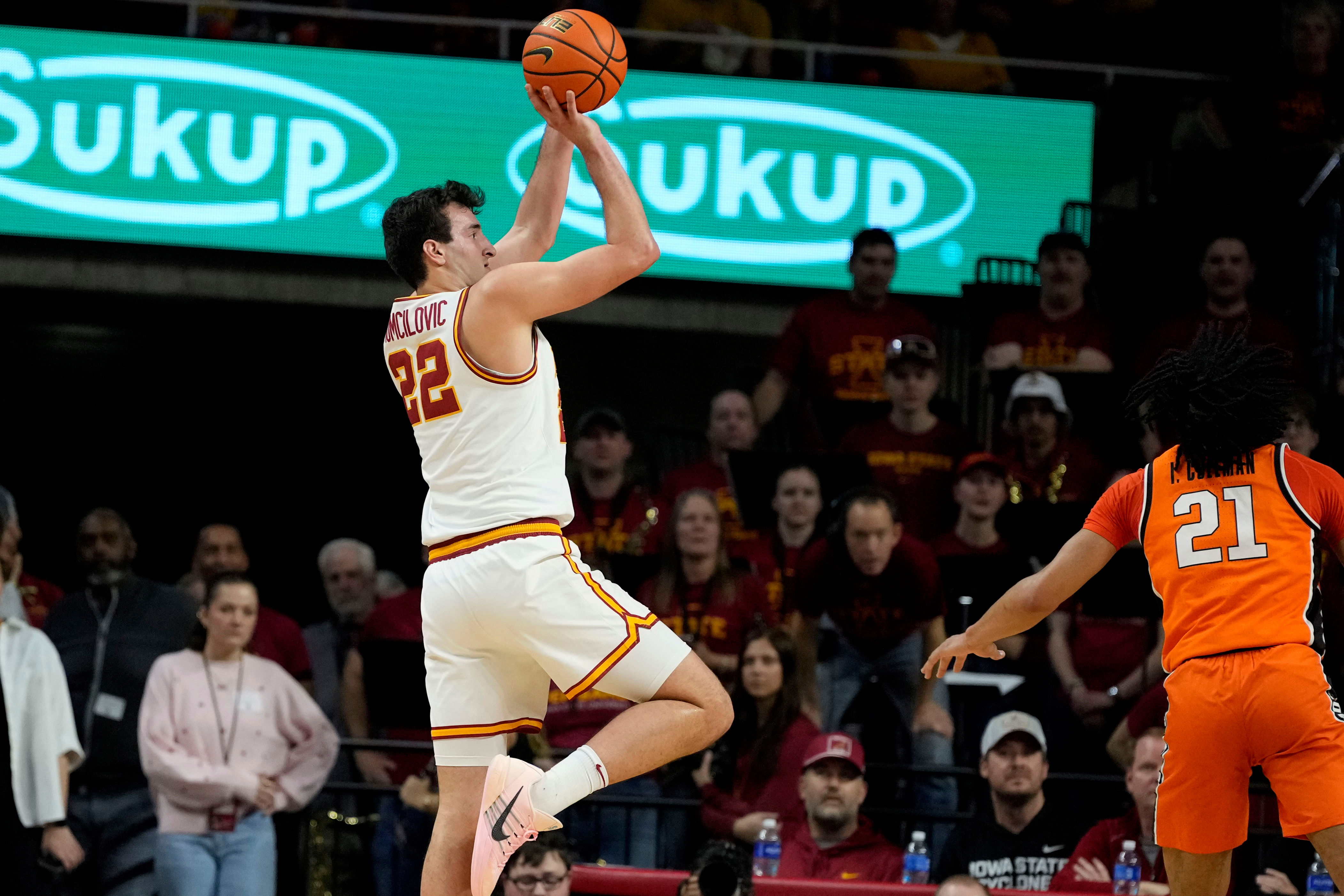 No. 3 Iowa State takes control late in 1st half vs. Oklahoma State and ...