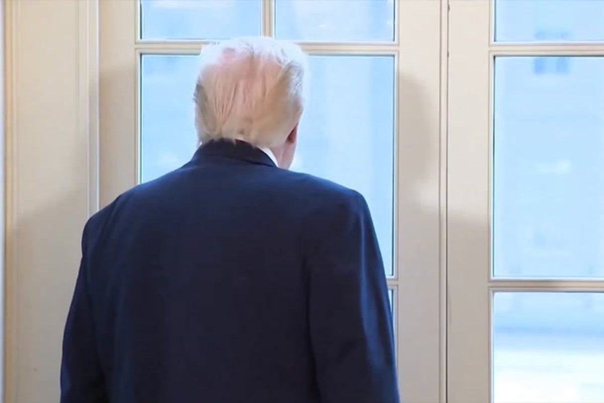 Trump suddenly interrupts meeting to stare at 'beautiful ballroom'