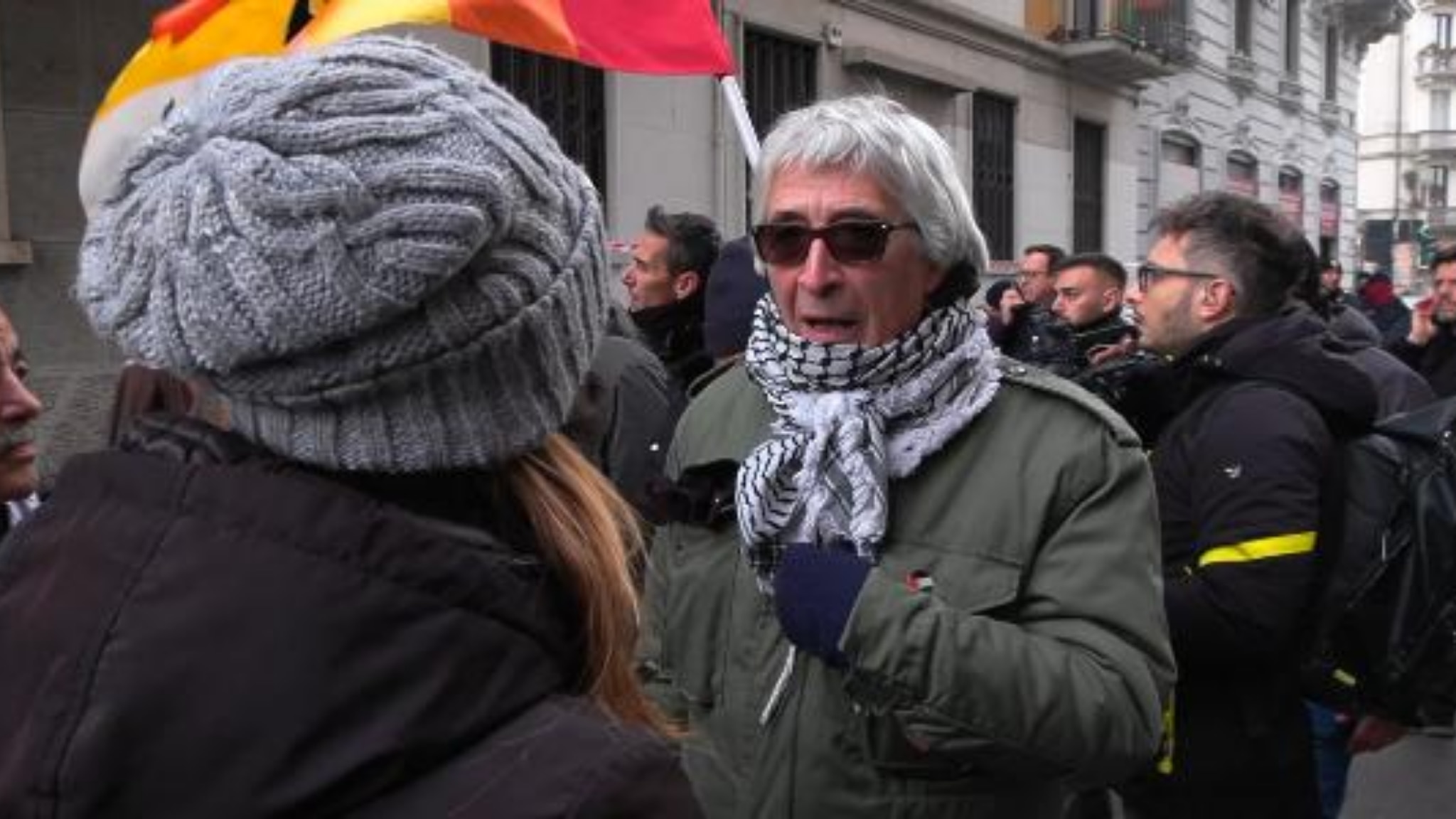 Milano, corteo pro Maduro e pro Palestina: giornalista allontanata