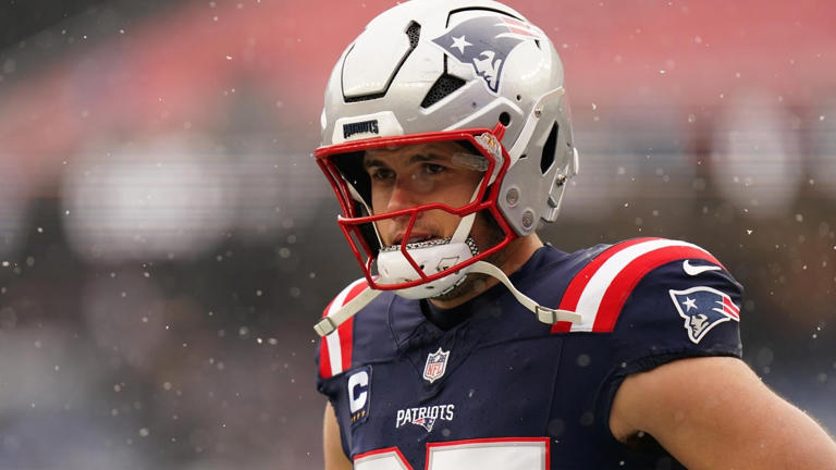 NFL playoffs picks: Hunter Henry a part of expert's three-leg parlay ...