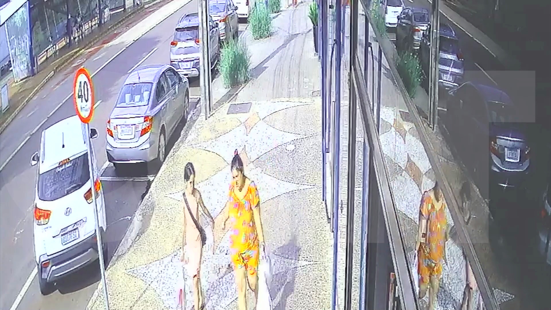 Motorista bate em carro parado, foge e é flagrado por câmera na Avenida ...