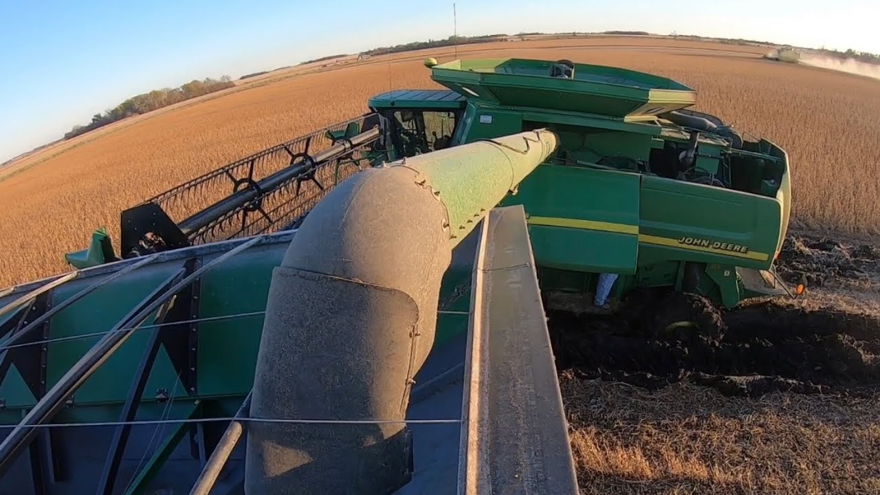 Combine auger jammed in the grain cart – time for a fix!