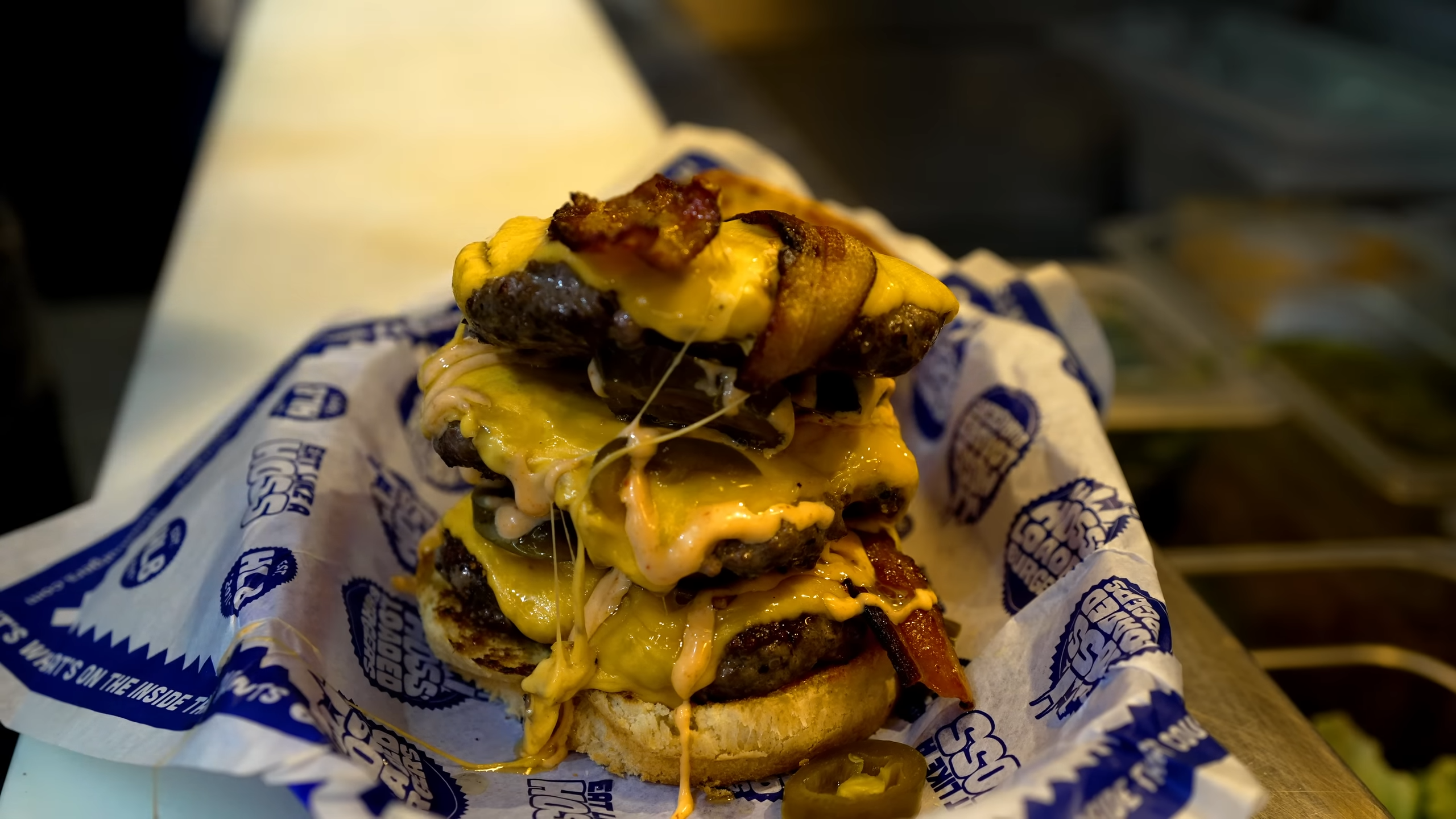 Can I beat the jaw dropper speed challenge at Hoss’ loaded burger?🍔