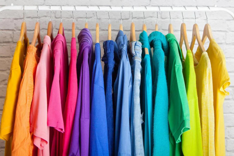 ¿Qué significa ordenar la ropa por color, según la psicología?