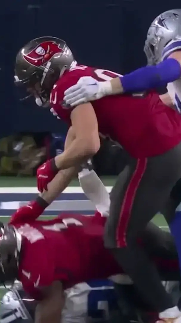 Cowboys vs Buccaneers wild fumble recovery!
