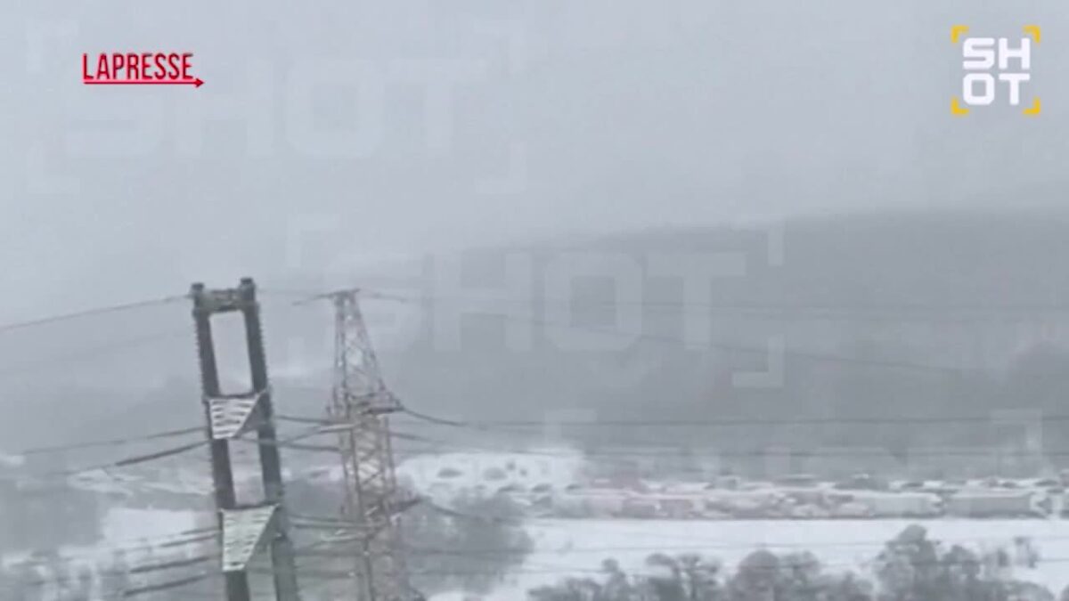 Russia, tempesta di neve paralizza Mosca: auto rimangono bloccate in ...