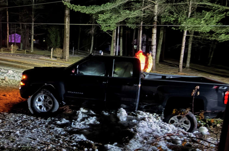 Sanford crash knocks down power pole, leaves 220 without power