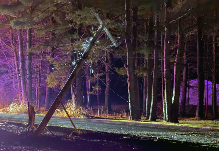 Sanford crash knocks down power pole, leaves 220 without power