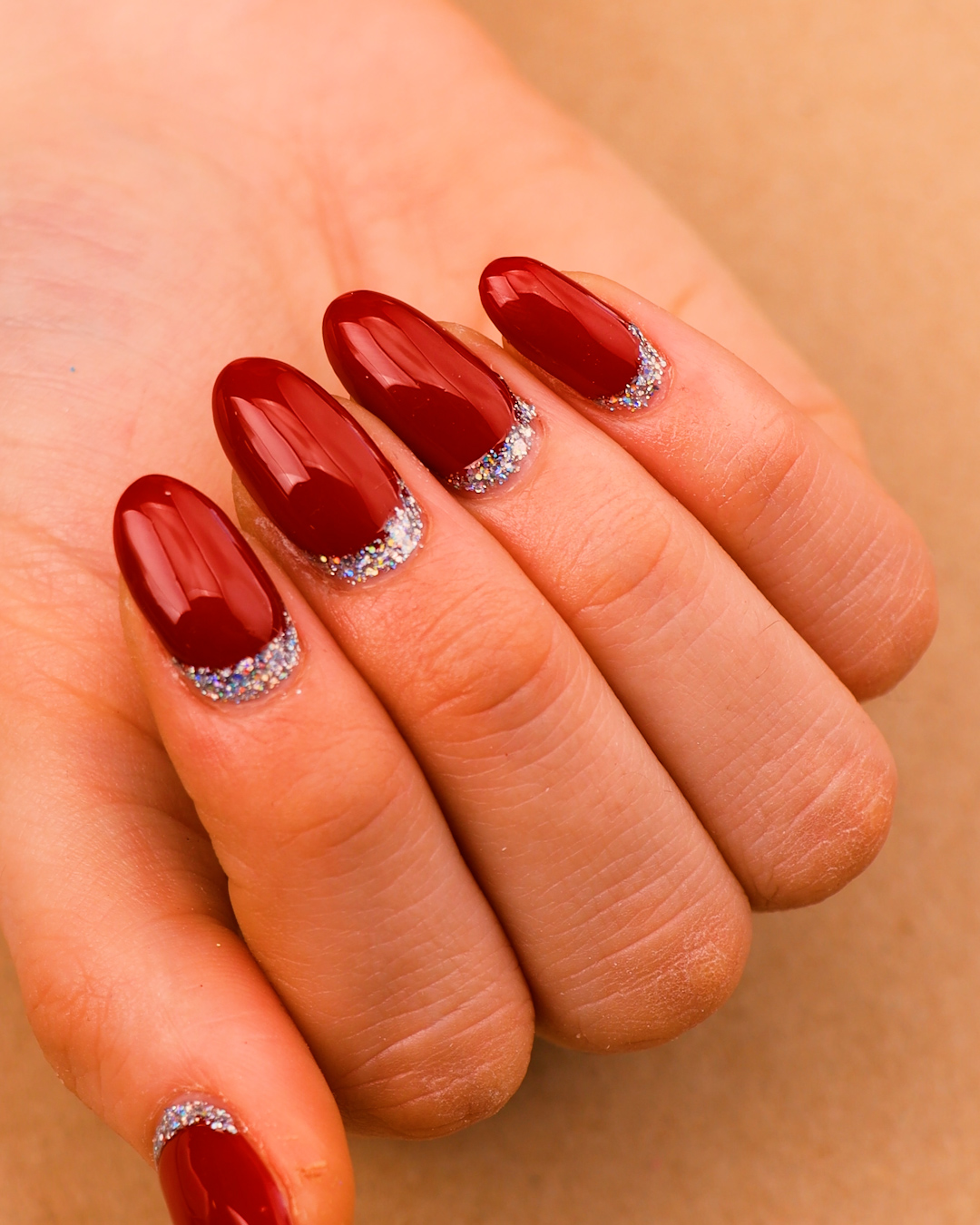 Glitter and red is the hot combo for holidays💅