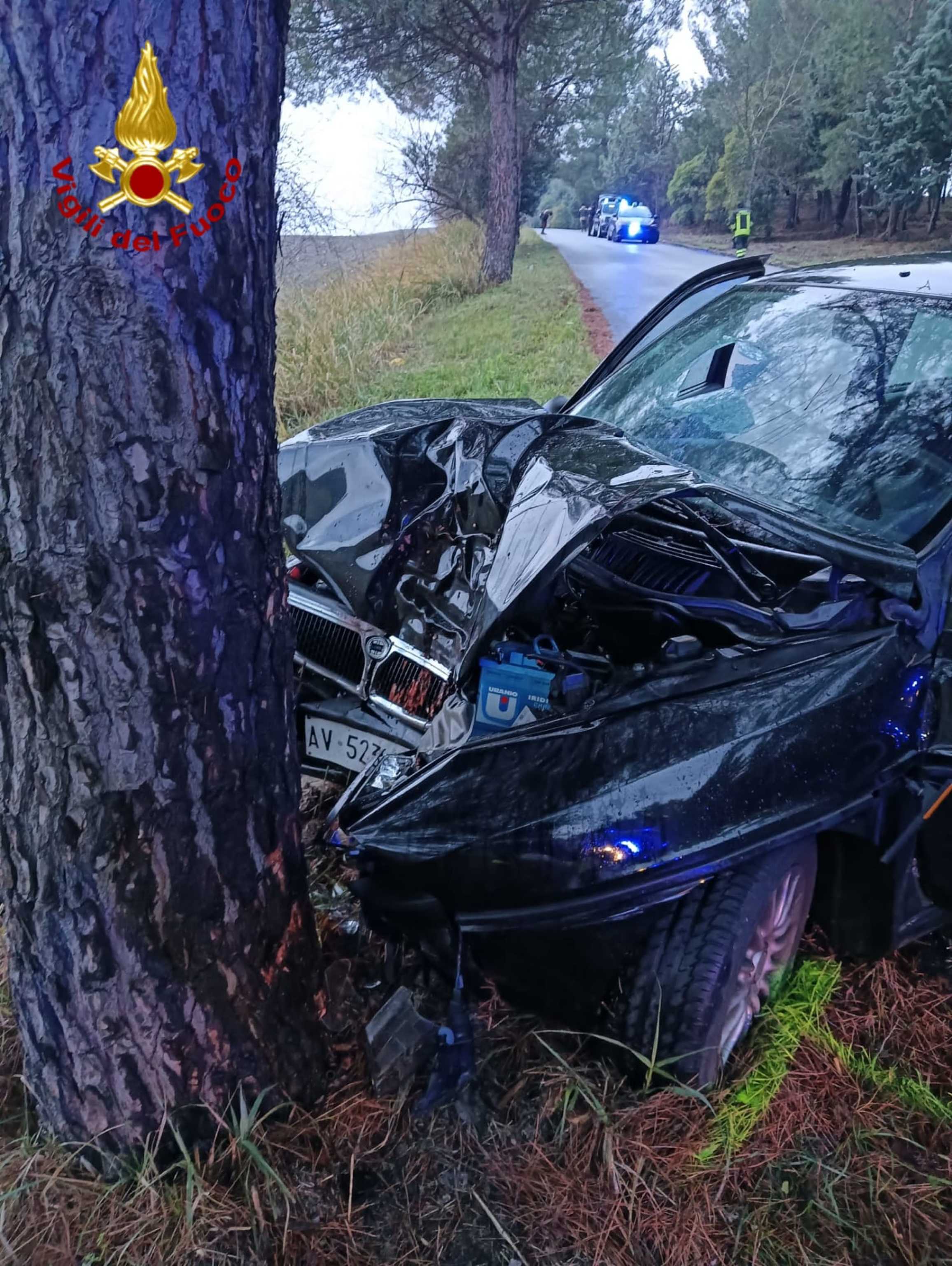 Auto contro albero, un morto e un ferito nel Vastese