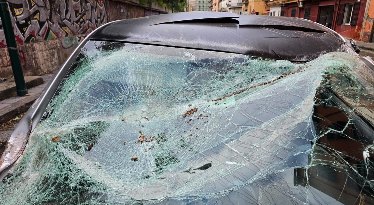 Napoli, il vento fa cadere un palo della luce su un'auto a Bagnoli ...