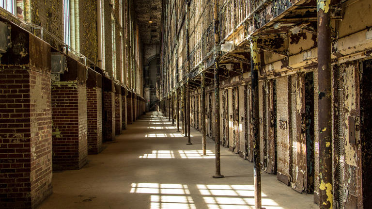 Ohio's once-bustling prison is now an abandoned Hollywood-famous ...