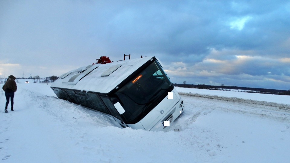 Autobus zakopany w rowie. Nietypowy widok na drodze wojewódzkiej