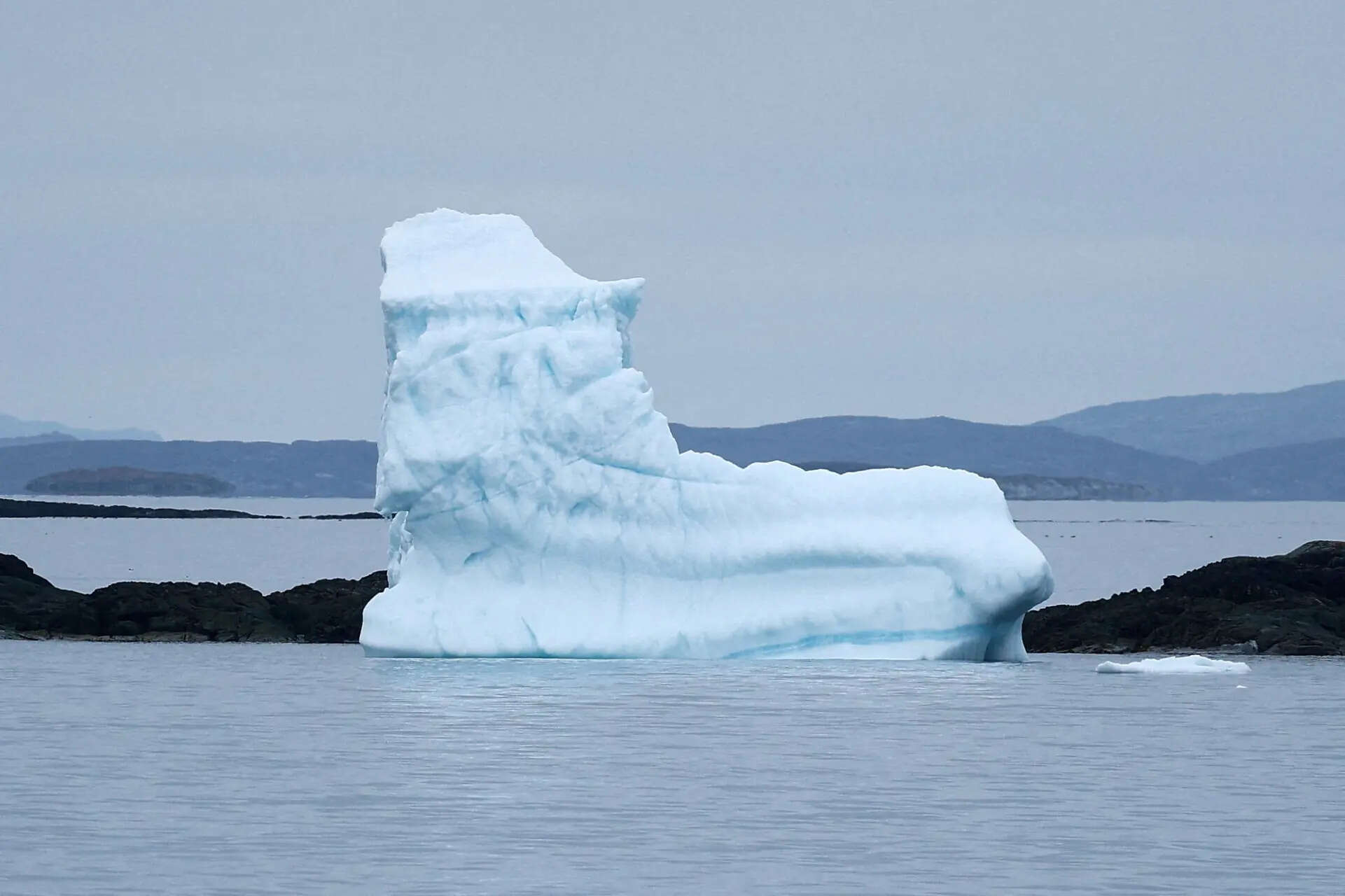 Why the world’s largest iceberg has turned blue as scientists watch it ...