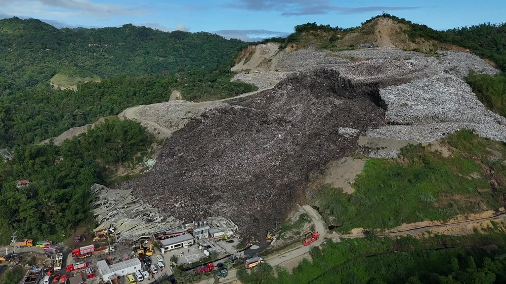 Filipino rescuers detect 'signs of life' in garbage avalanche that ...