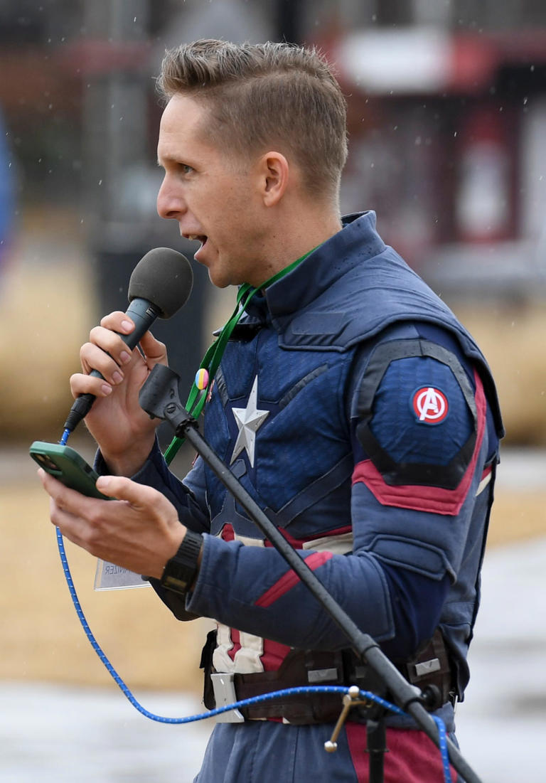 Hundreds turn out for Unity Park protest over ICE, Venezuela strikes