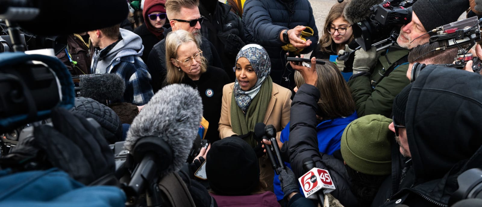 Ilhan Omar, congressional Dems confront federal agents, get booted from ...