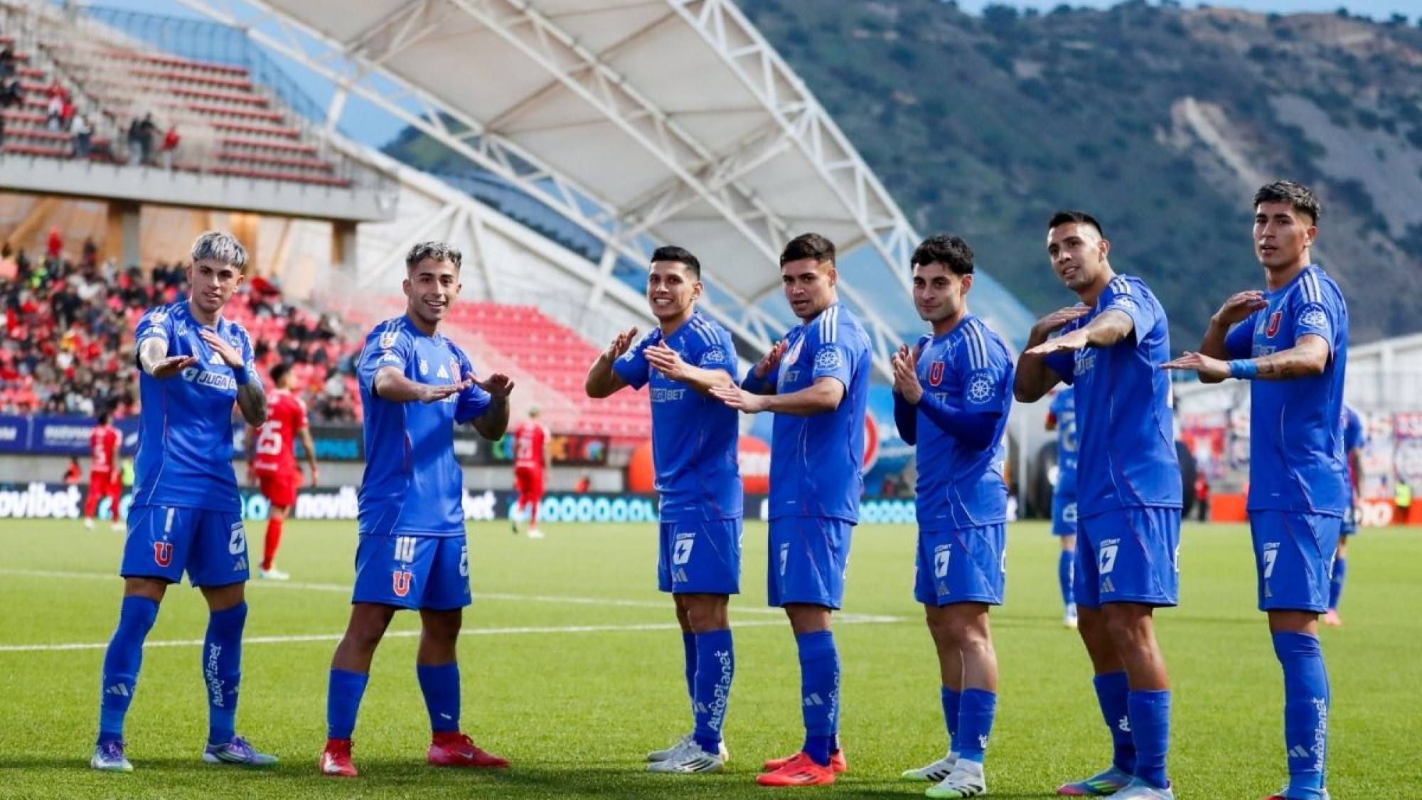 Ex delantero de Colo Colo ya se encuentra en Chile para fichar en la U ...