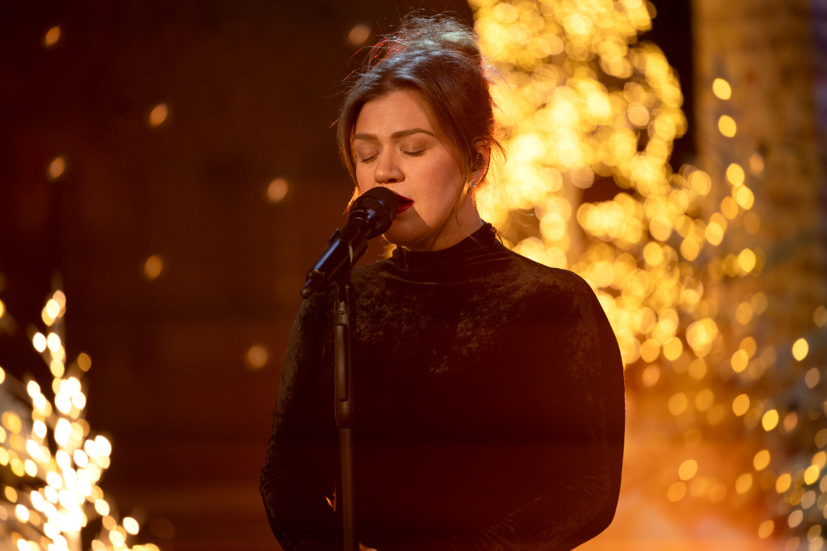 Kelly Clarkson teases new alternative song she 'just got approved' to ...