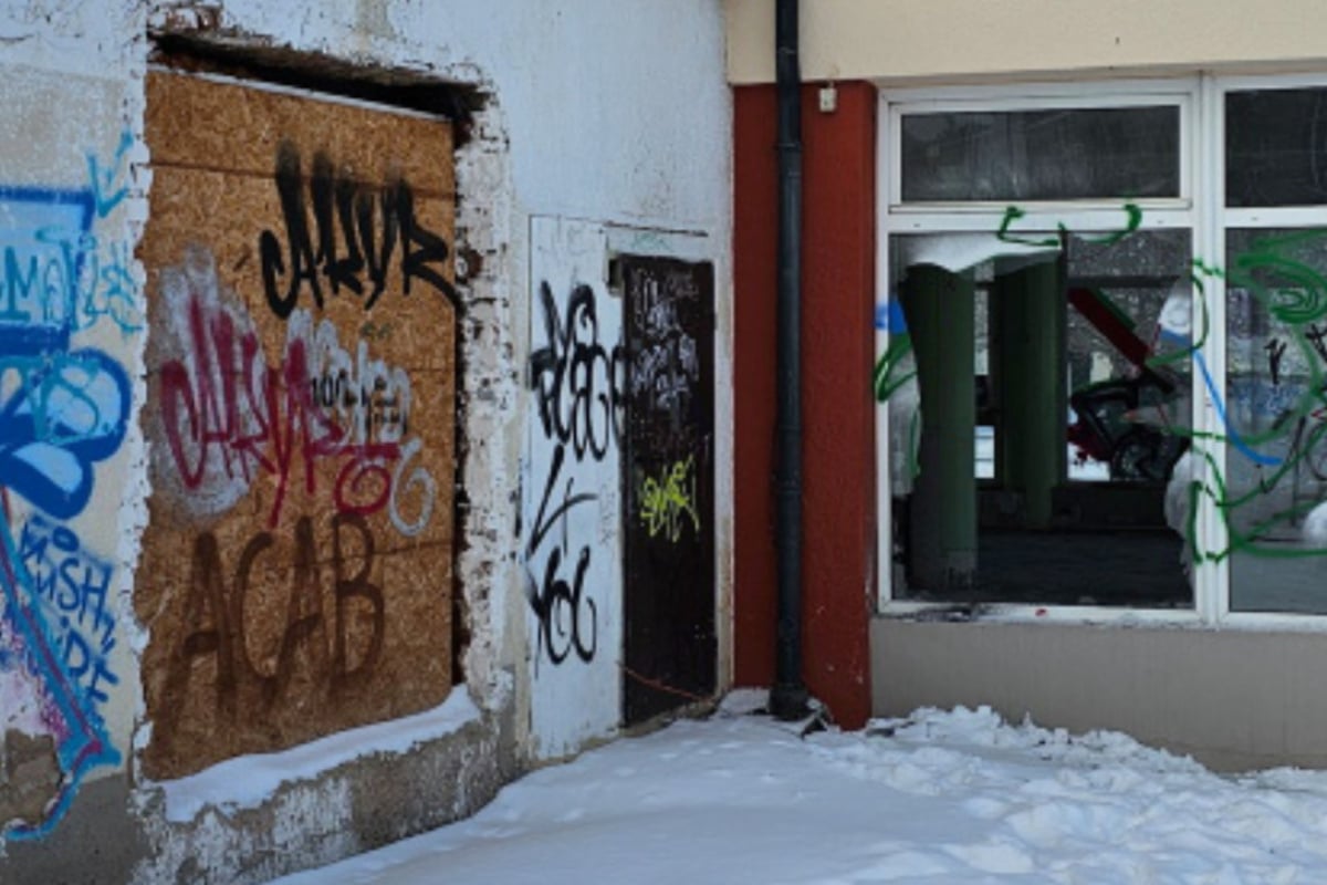 Scheibe in Chemnitz mit Pyrotechnik gesprengt