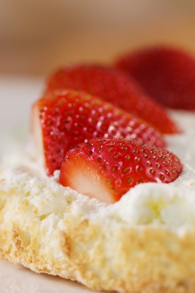 Light Japanese-style shortcake with angel food sponge