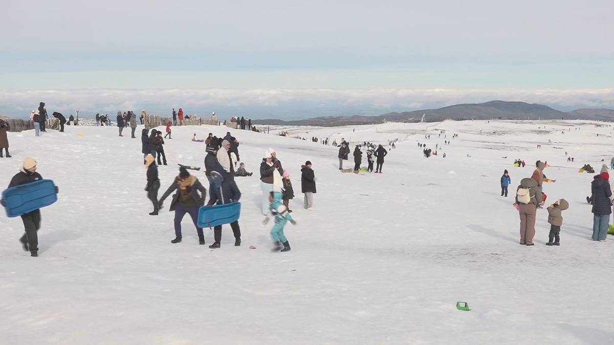 Fim de semana de neve e sol na Serra da Estrela atrai centenas de famílias