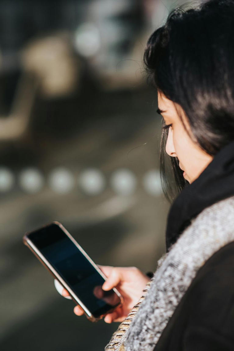 7 clear signs a woman isn't interested in you