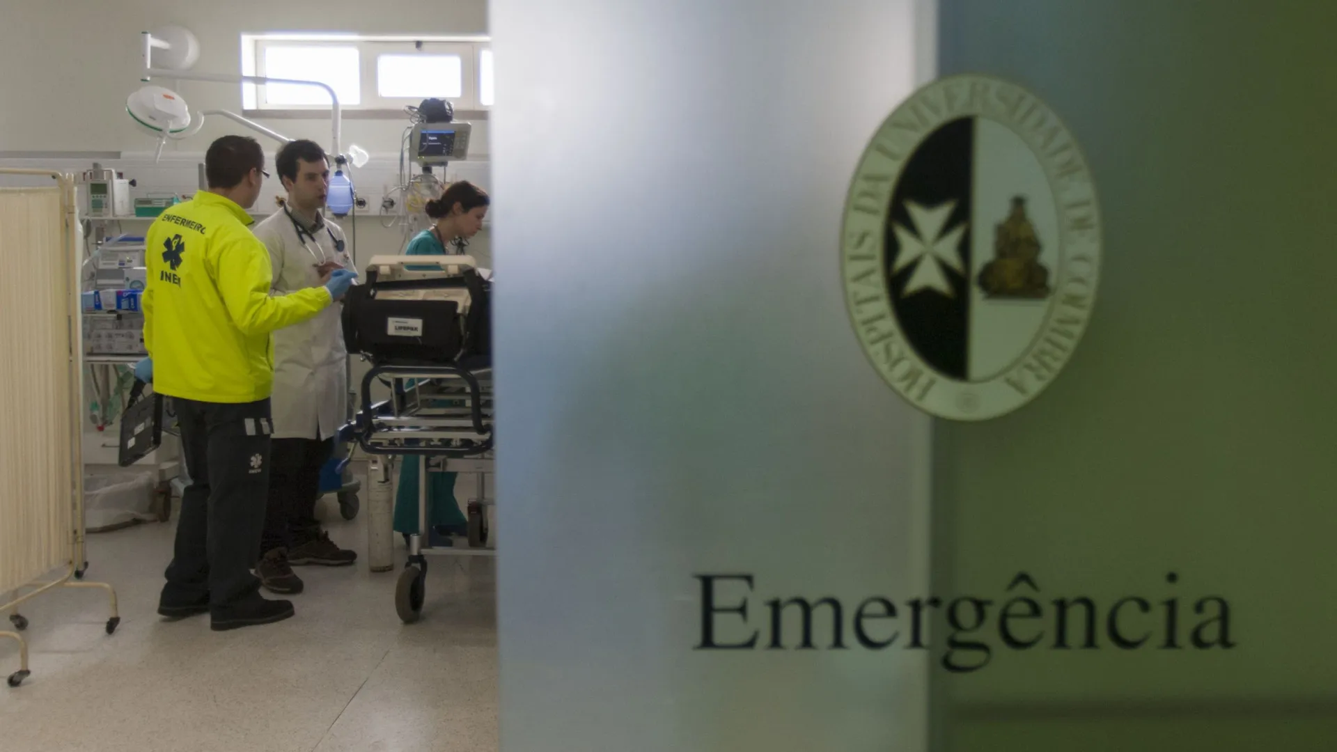 Doente oncológica no chão por "falta de macas"? Hospital de Coimbra nega