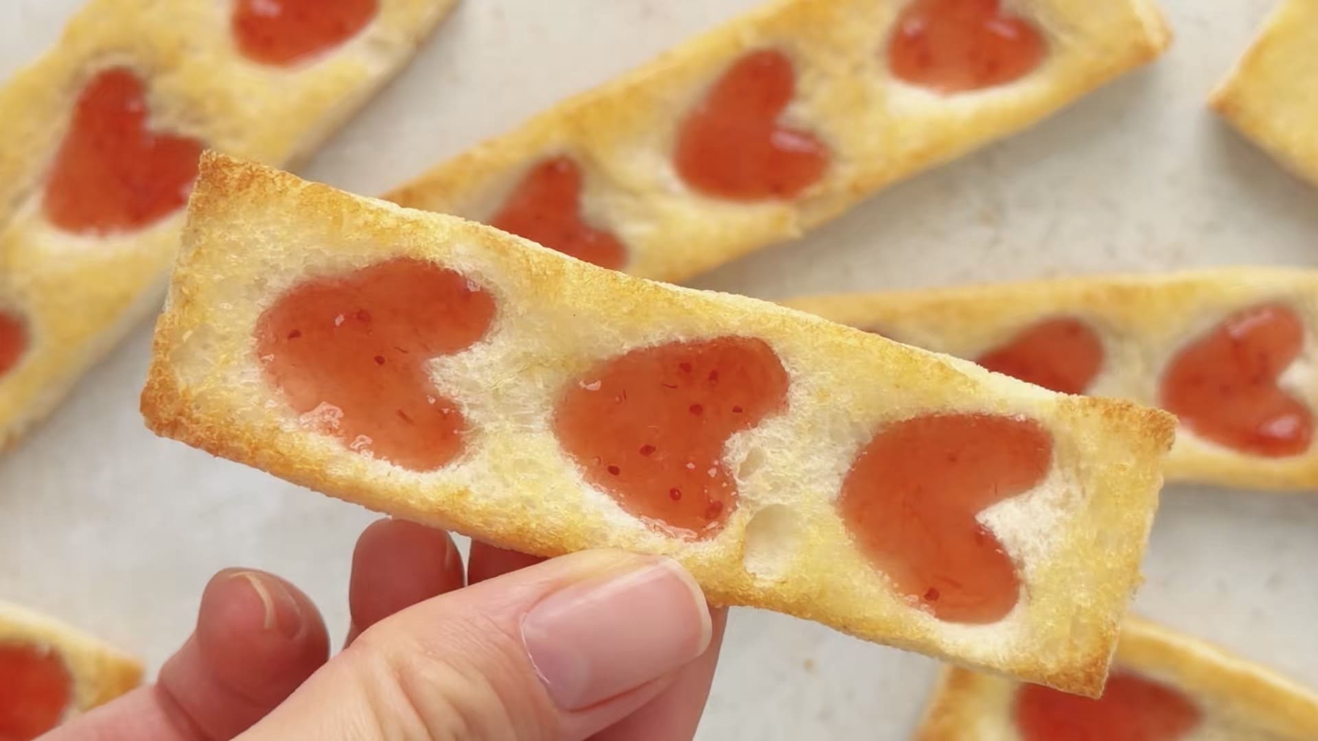 Dedos tostados con corazón de mermelada