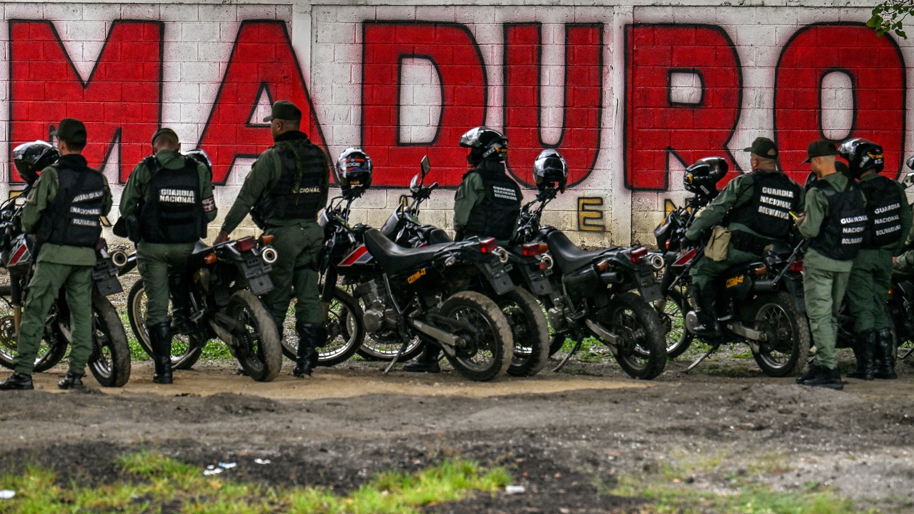 Venezuela live updates: State Department warns US citizens to leave