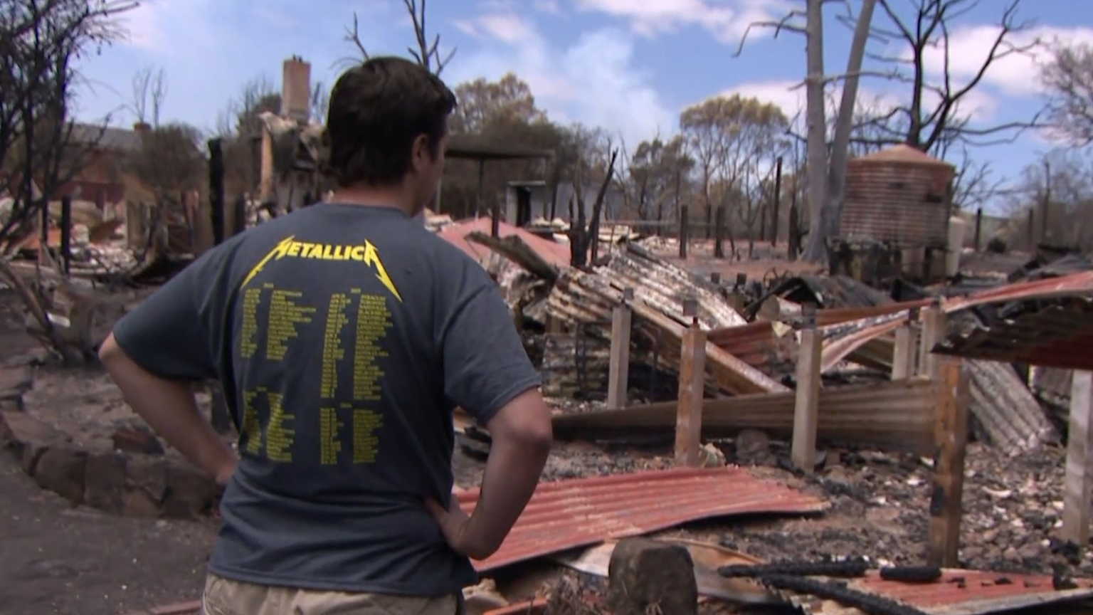 Body found after Longwood bushfire, blazes continue across Victoria