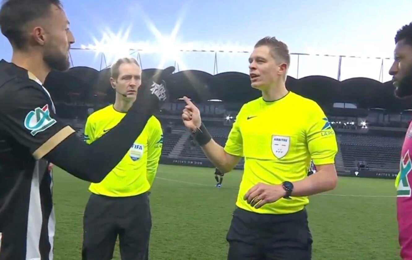 L’arbitre d’Angers/TFC se mélange les pinceaux au toss