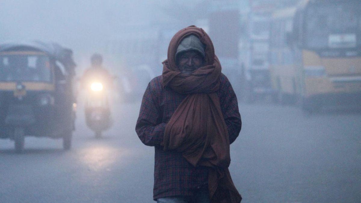 Delhi shivers as mercury dips below 4 degrees in several areas, Aya ...