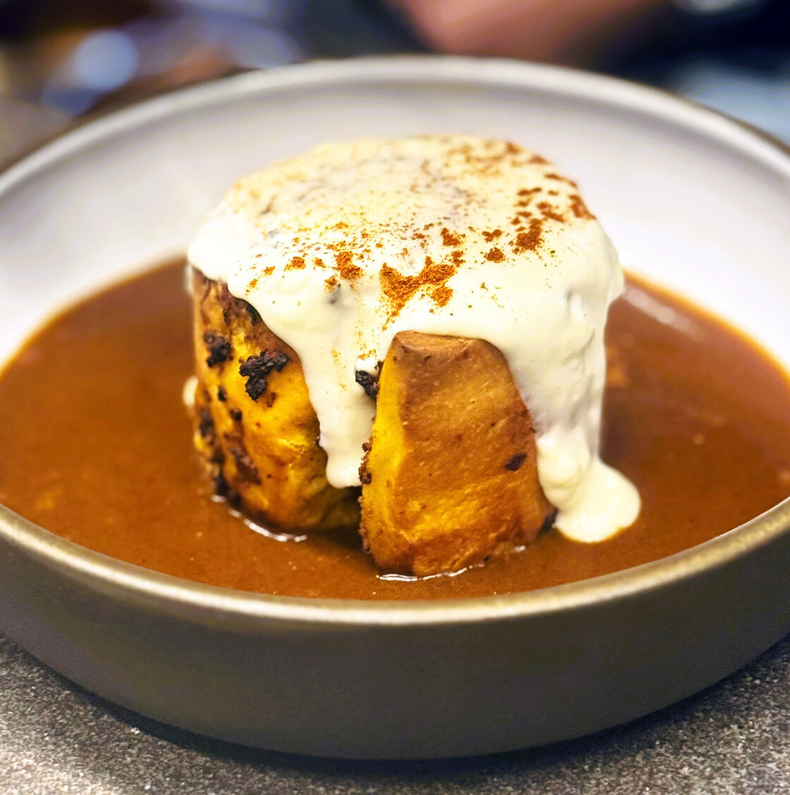 Cinnamon roll με κιμά και κρέμα μετσοβόνε στο Thirio