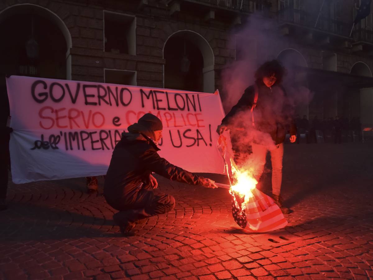 Bandiere bruciate, omaggi ai "martiri". E star della sinistra è il ...