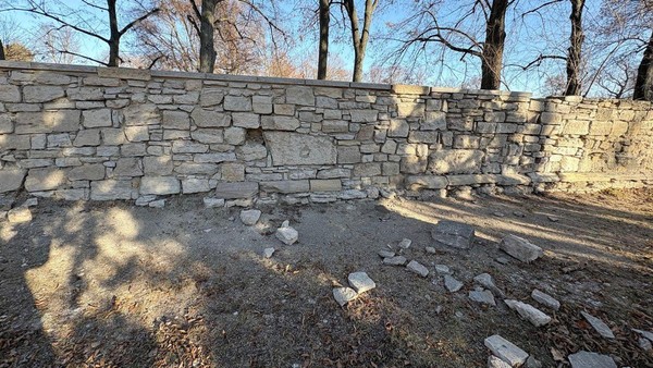 Zerstörte Mauer: Unbekannte verwüsten Schlossgarten Arnstadt