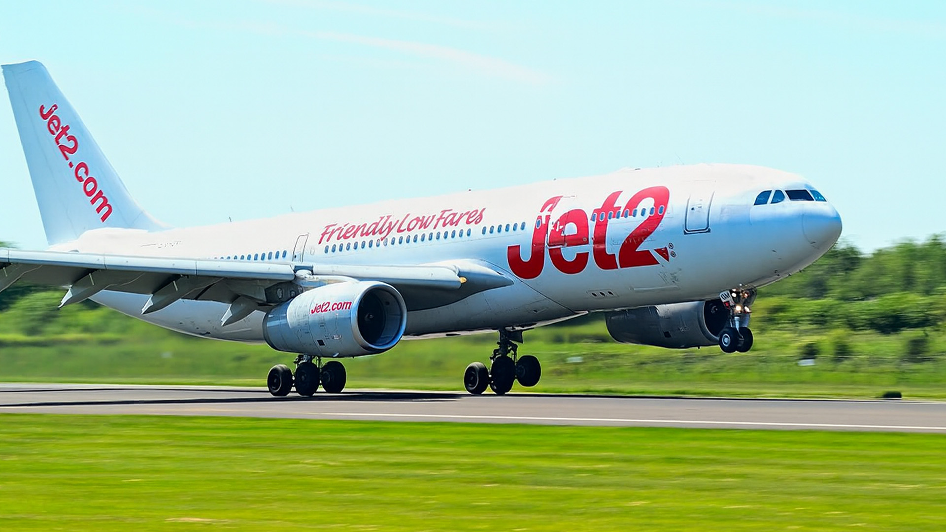 Plane aborts landing at the last moment caught on camera