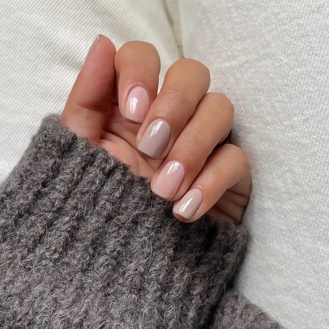 10 colores de uñas que alargan las manos y arrasan este 2026