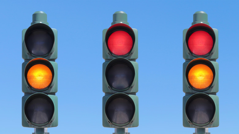 Why European traffic lights show red and yellow at the same time