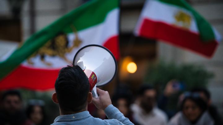 Demonstran ganti bendera Iran dengan simbol pra-revolusi