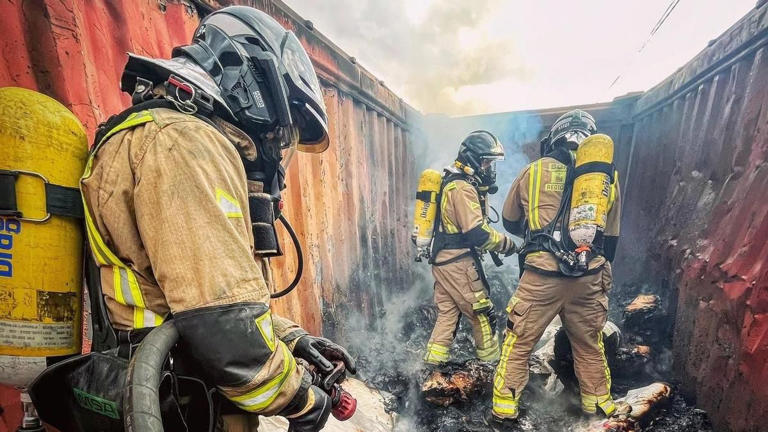 Bomberos de Murcia al borde del colapso: “Rellenamos los equipos de ...