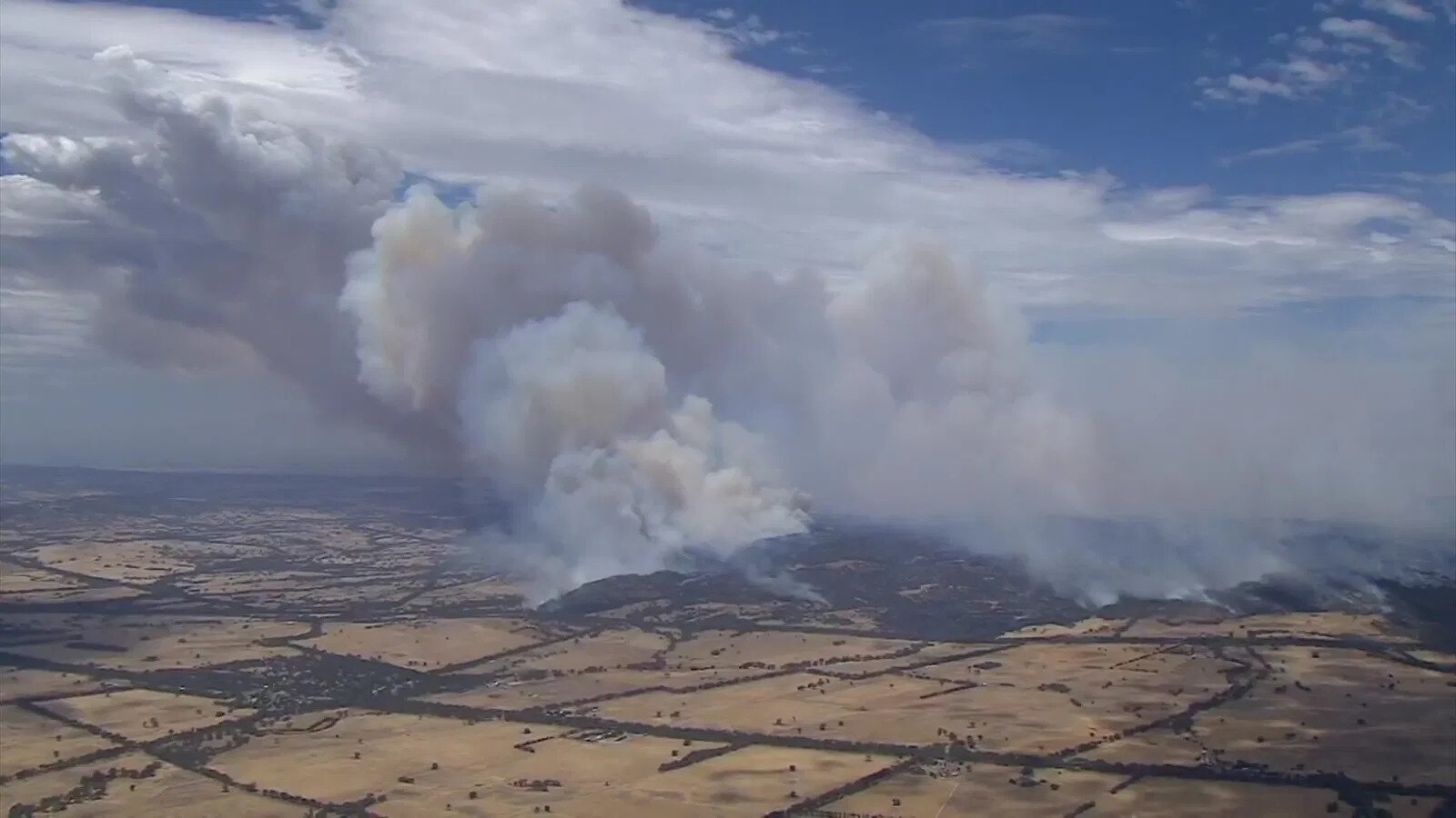 Winds push bushfire smoke north, triggering air quality and health ...